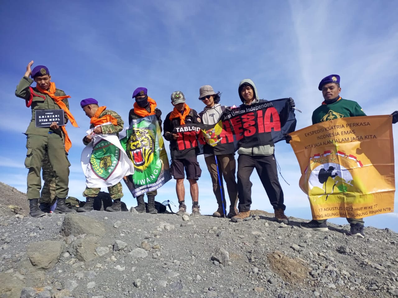 TIM EKSPEDISI SKPIE BERHASIL MEMBENTANGKAN BENDERA 77 METER DI GUNUNG ...